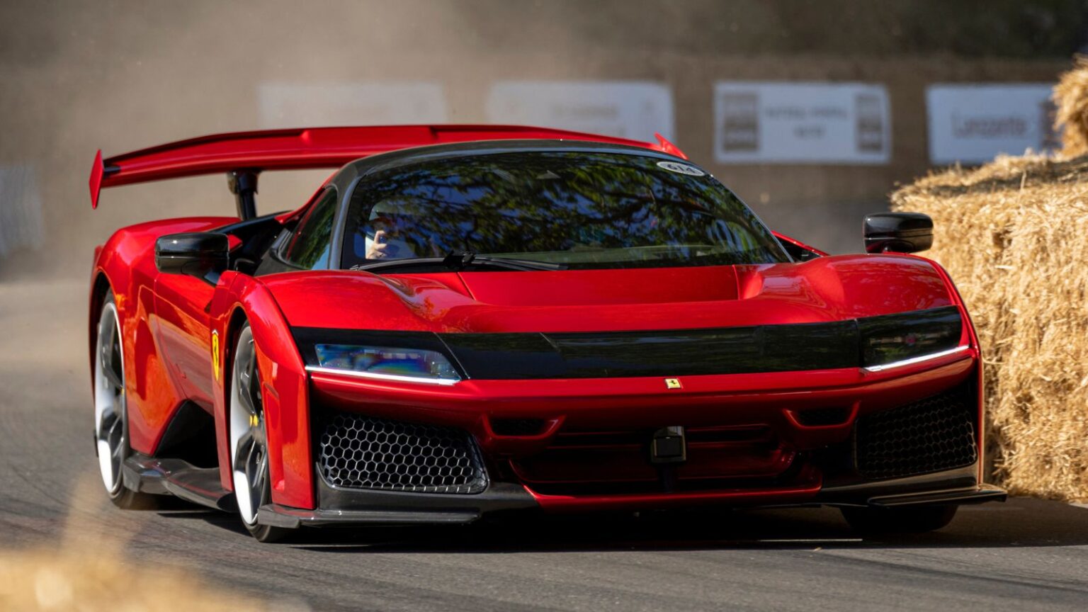 ¡Zlatan Ibrahimovic ofrece el nuevo Ferrari F80, un regalo de 3.6 ...