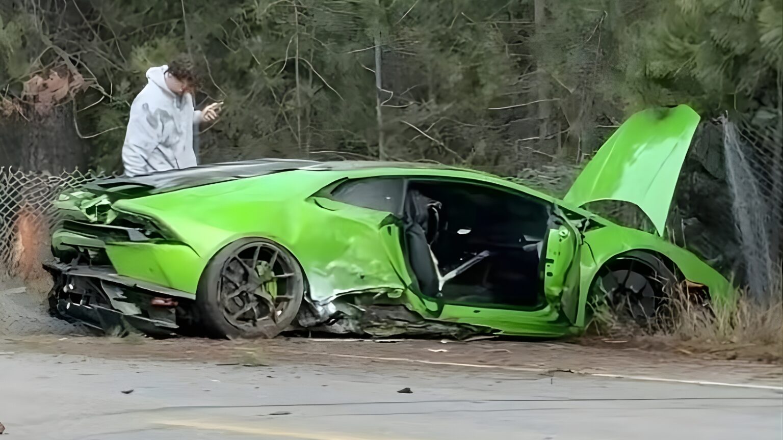 Este influencer estrella su Lamborghini de 300.000€ contra un árbol, el ...